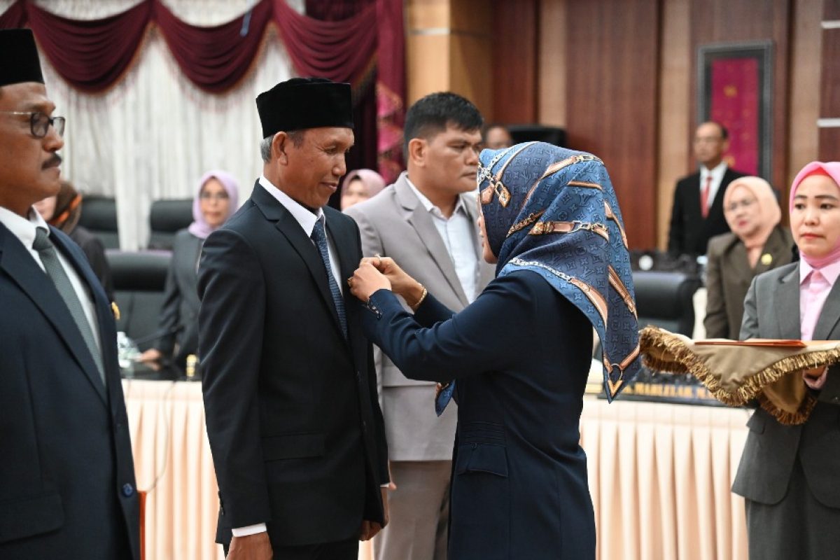 Adi Pitoyo dan Iskandar Darise Dilantik Jadi PAW Anggota DPRD Sulteng ...